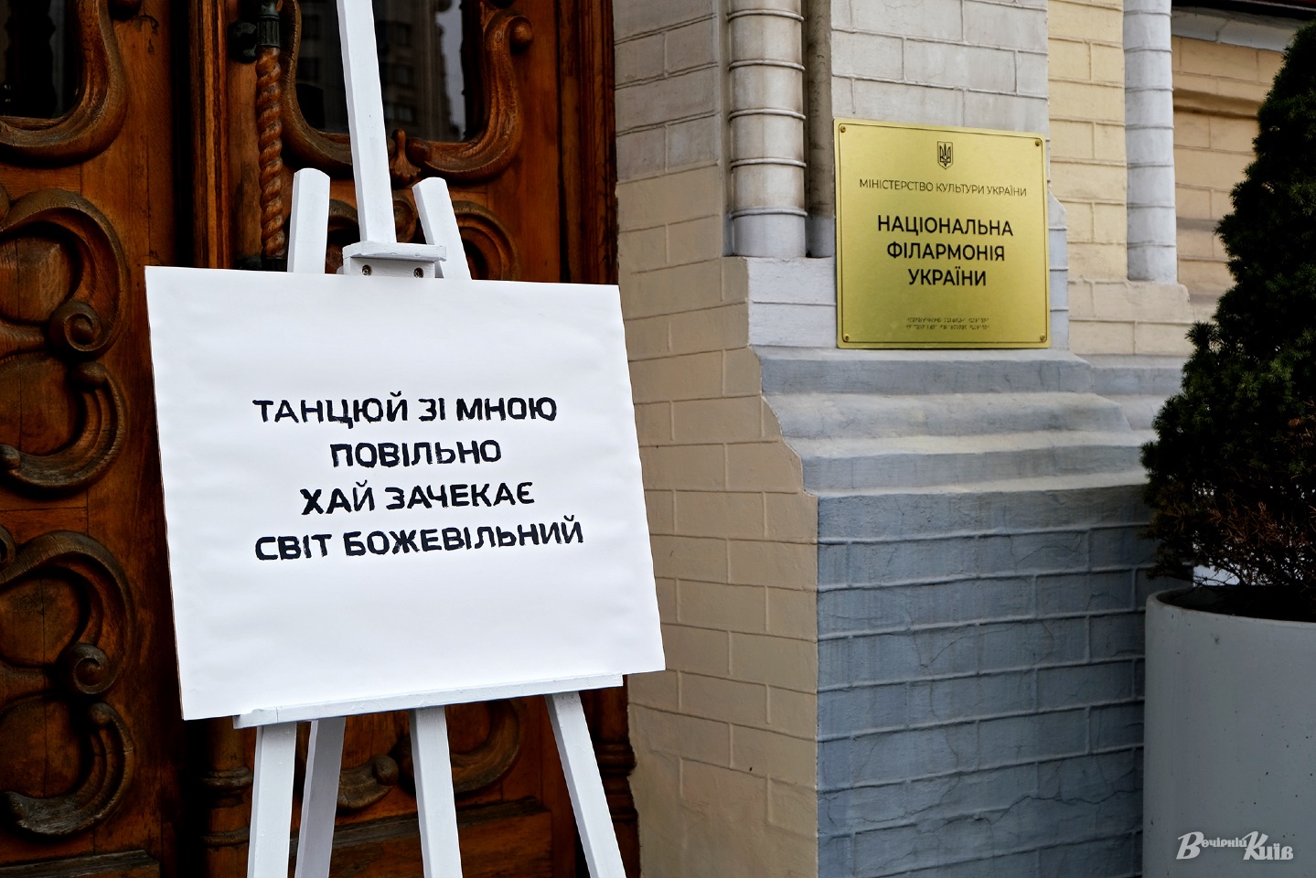Сотні друзів і фанатів провели в останню путь фронтмена ADAM у Києві ...